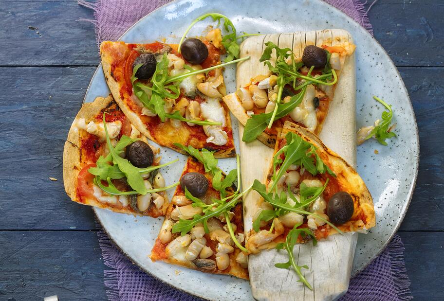 Tortilla-Pizza mit Oliven, Sardellen und Cannellinibohnen für den ...