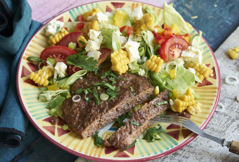 Einfache Hacksteaks mit Maissalat aus dem Thermomix®