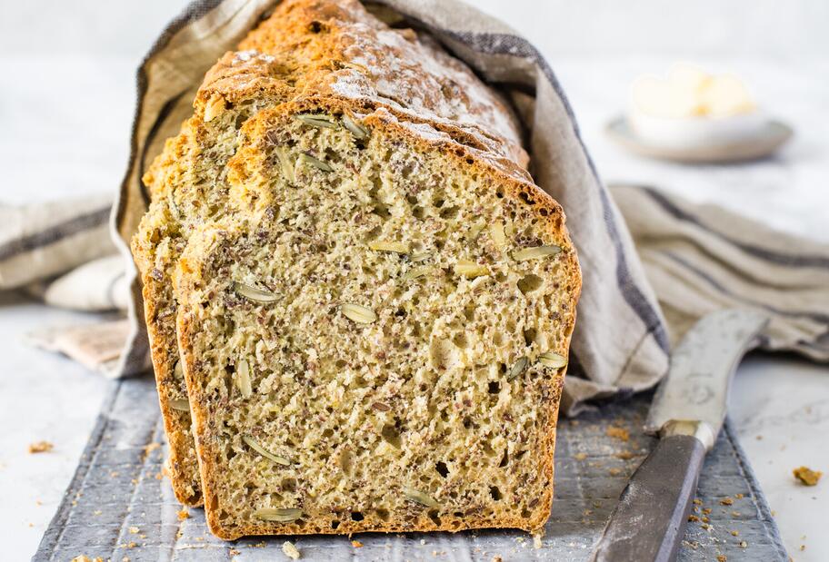 Saf­ti­ges Din­kel­brot wie von der Bä­cke­rei