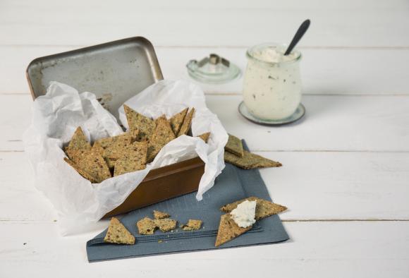 Kernige Cracker mit Käsedip mit dem Thermomix®
