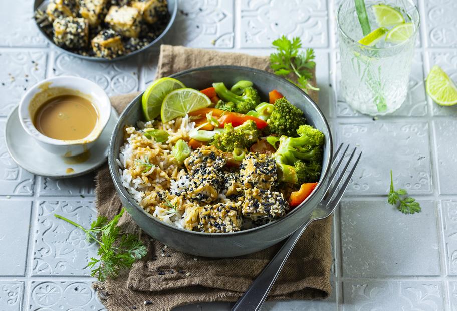 Sesam-Tofu mit gedämpftem Gemüse und Reis Thermomix® – gelingt garantiert!